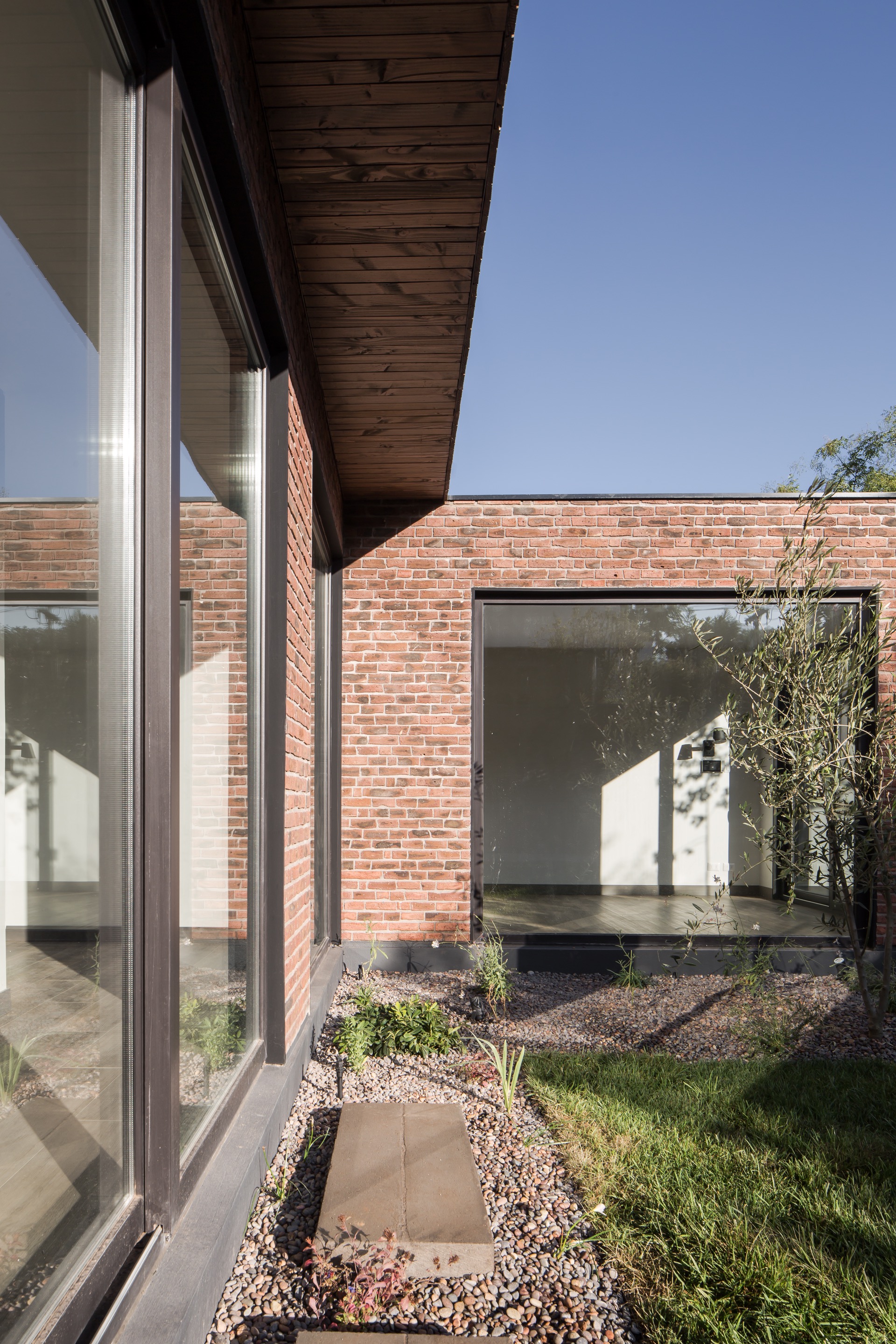 Los Lomajes House by APIO Arquitectos | Nico Saieh