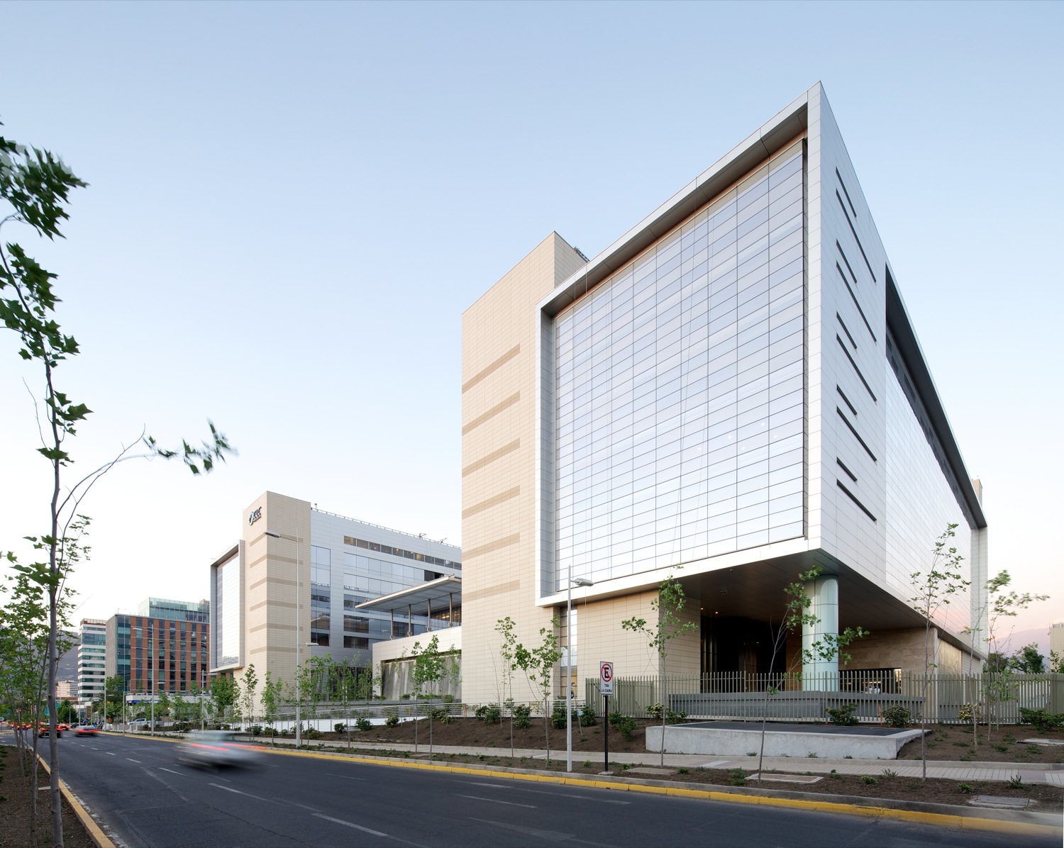 Clinica Las Condes by MOBIL Arquitectos & RTKL Associates | Nico Saieh