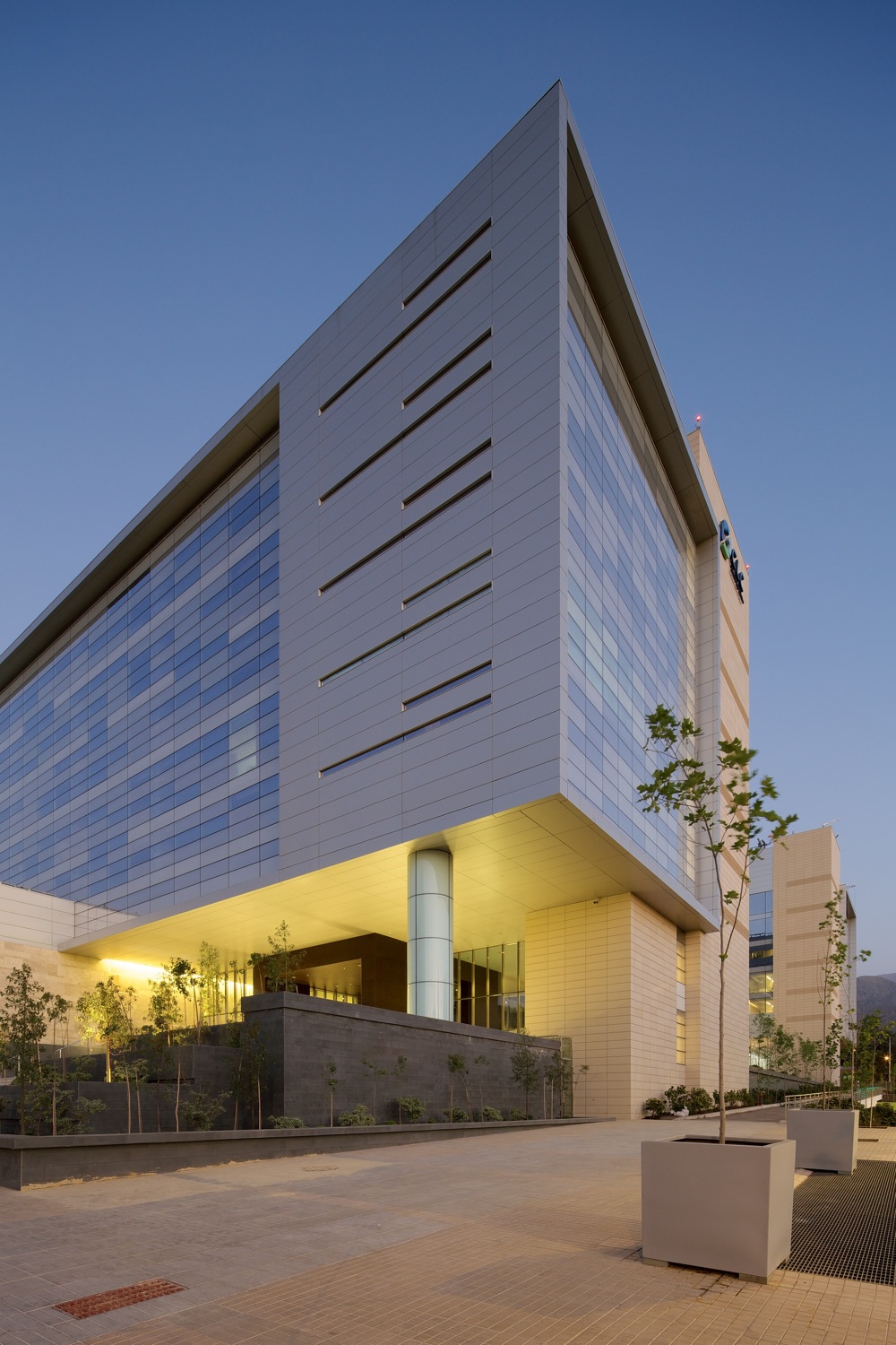 Clinica Las Condes by MOBIL Arquitectos & RTKL Associates | Nico Saieh