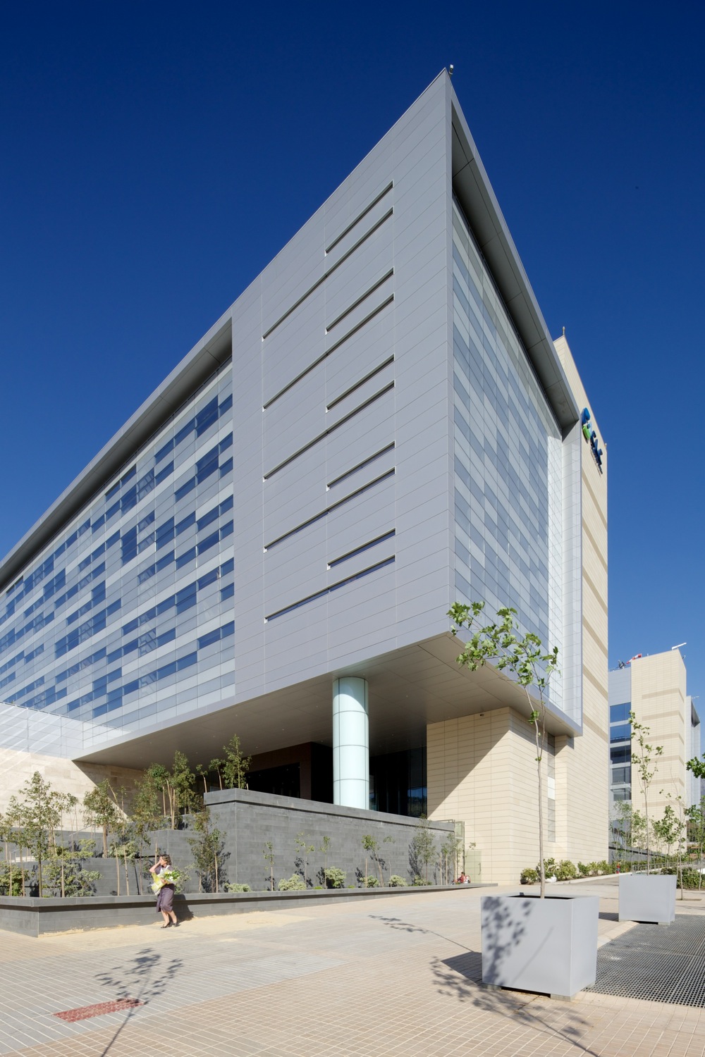 Clinica Las Condes by MOBIL Arquitectos & RTKL Associates | Nico Saieh