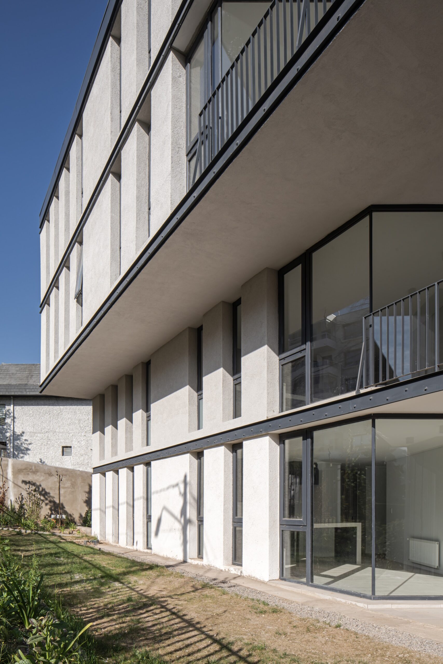 Las Varas Building by EMU Arquitectos | Nico Saieh
